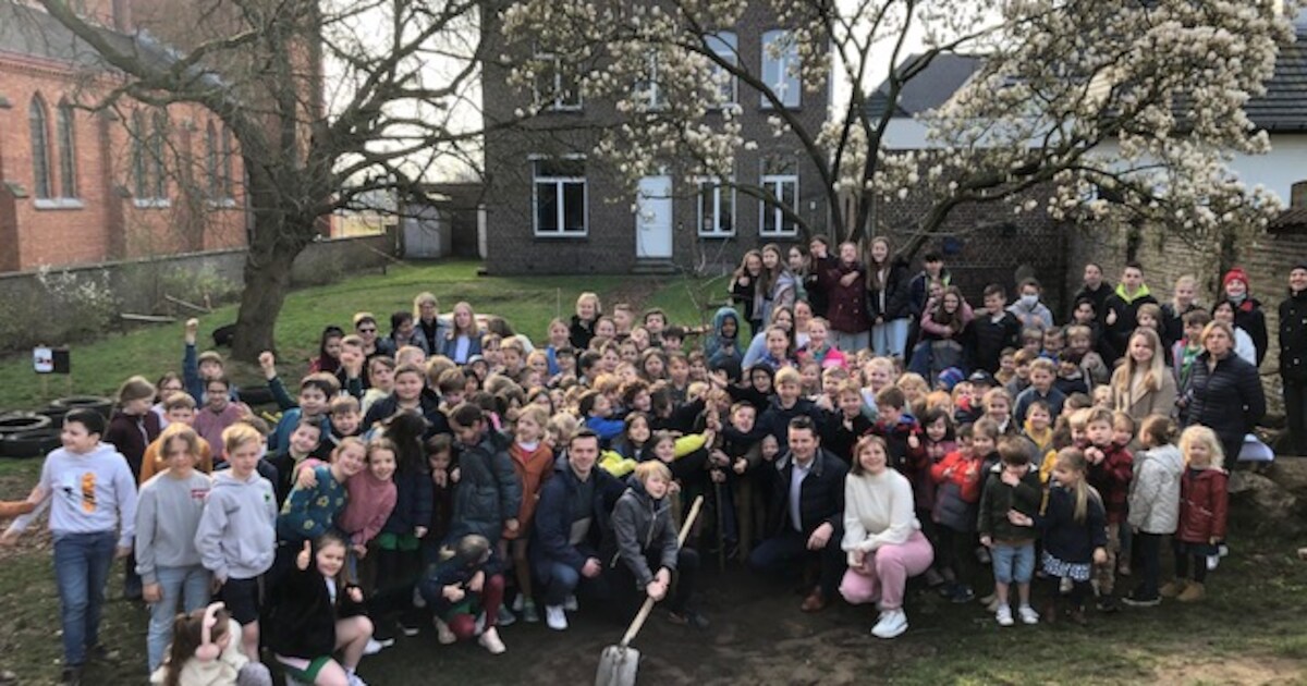 Evergemse leerlingen planten bomen voor Wereldwaterdag | Evergem | HLN.be