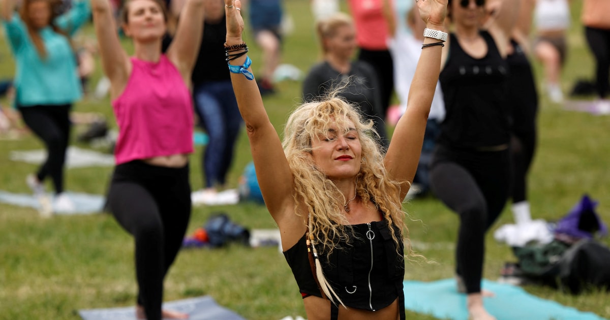Studio Santee brengt 108 yogi’s samen in stadspark: “Voeren samen zonnegroet uit bij start van ...