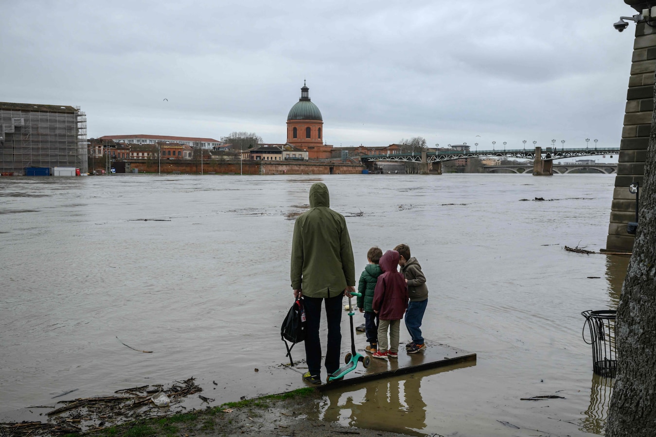 Storm Nils teistert Zuid-Frankrijk: 850.000 huishoudens zonder stroom ...