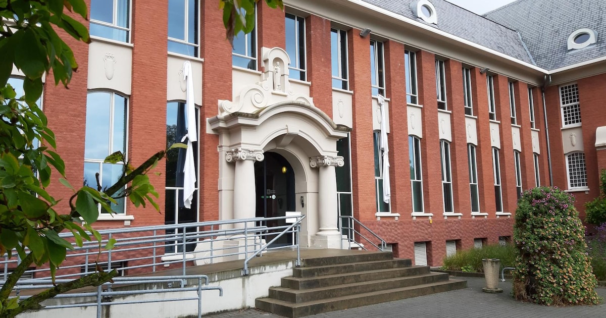 Witte lakens met knoop erin aan gemeentehuis vormen symbool tegen ...