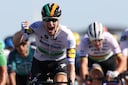 Bennett remonteert Philipsen in de laatste rechte lijn, Roglic behoudt ...
