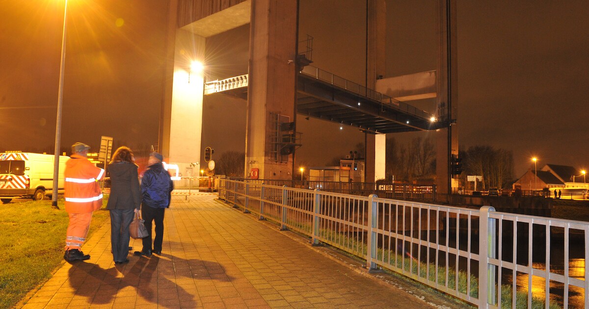 En toen hing de brug weer scheef | Regio | HLN.be