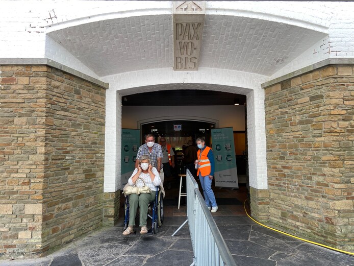 Eerste herfstboosters gezet in kerk: “Vroeger kwam ik hier wel eens ...