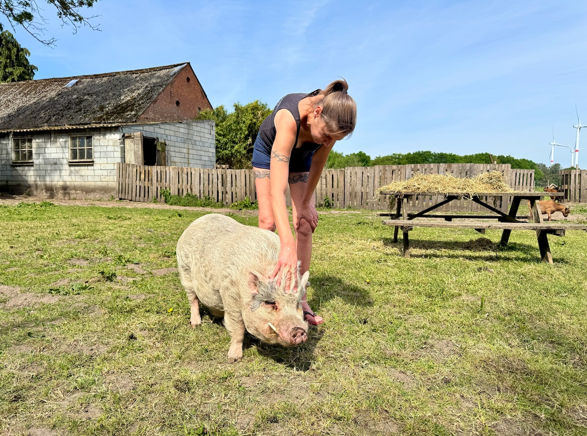Wereldberoemde struisvogelfluisteraar moet haar lievelingsdieren ...