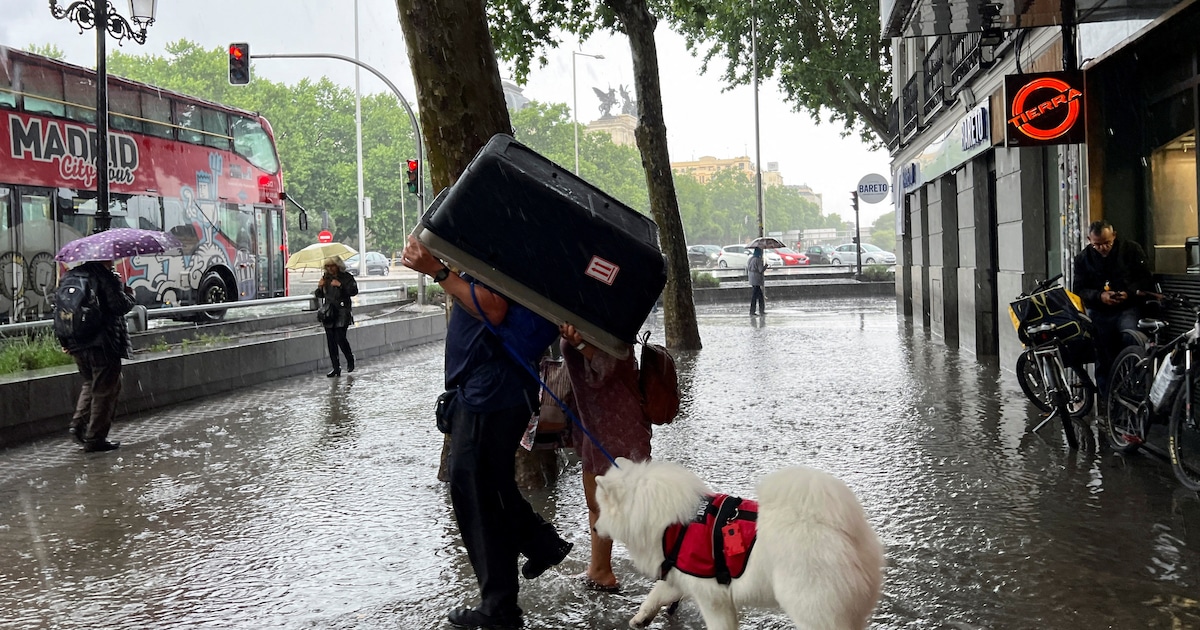 Zware regenval en onweer in Spanje na maanden zonder regen | Buitenland ...