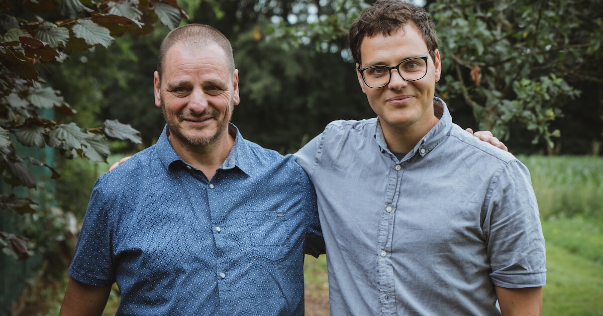 Vader en zoon schetsen met boek uniek beeld van dagelijkse leven van de ...
