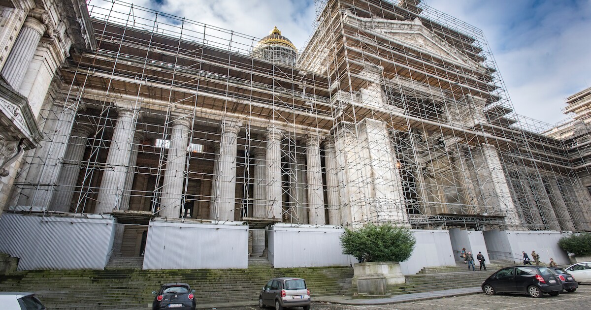 Man laat vriendin frietjes van de grond eten: “Ze is altijd onbeleefd ...