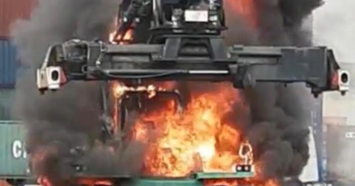 Stacker om containers te stapelen vat vuur aan Bevrijdingsdok in haven ...