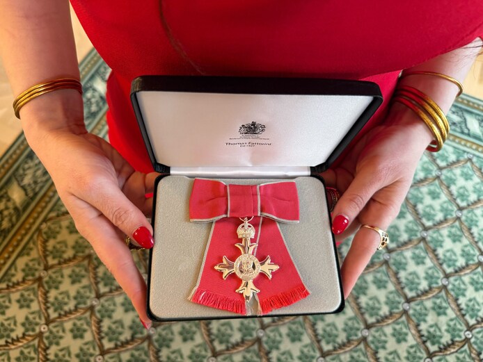 Koning Charles geeft Regula Ysewijn (‘Bake Off Vlaanderen’) ridderorde ...