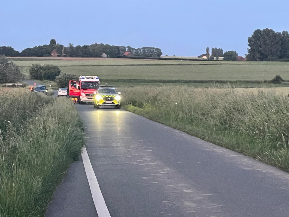 Voorbijganger treft man met scooter dood aan in diepe gracht in ...