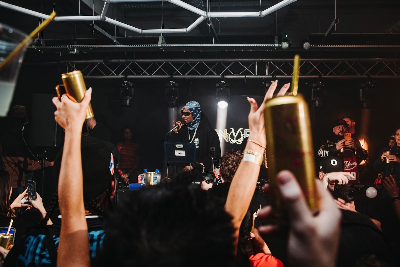 KIJK. Snoop Dogg in the house: Amerikaanse rapper bouwt feestje bij ...