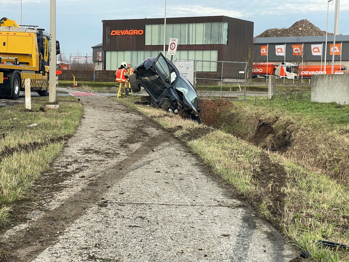 Automobilist wordt onwel achter stuur en belandt spectaculair in de ...