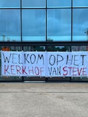 “Welkom op het Kerkhof van Steve”: Antwerp-fans nemen met grootschalige ...