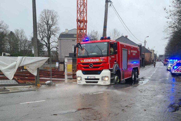 Omgewaaide boom en oliespoor aan Park van Mesen | Lede | hln.be