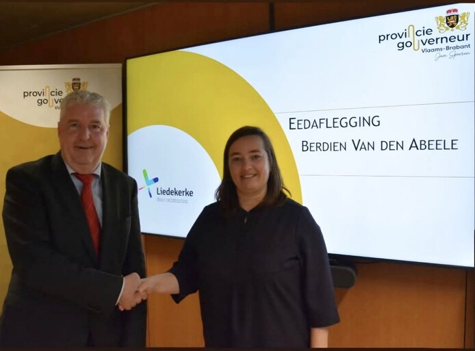 Burgemeester Berdien Van Den Abeele (N-VA) legt eed af bij provinciegouverneur Spooren ...