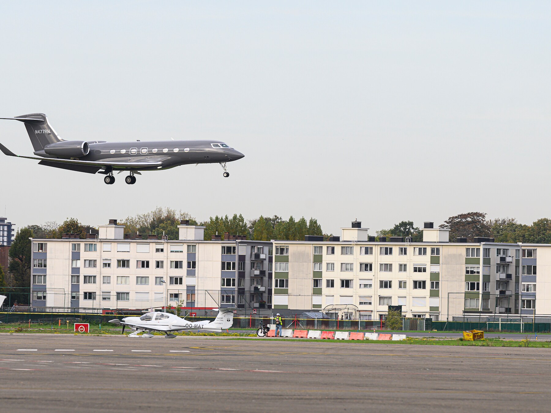 Elke reiziger op luchthaven van Deurne kost belastingbetaler 65 euro ...