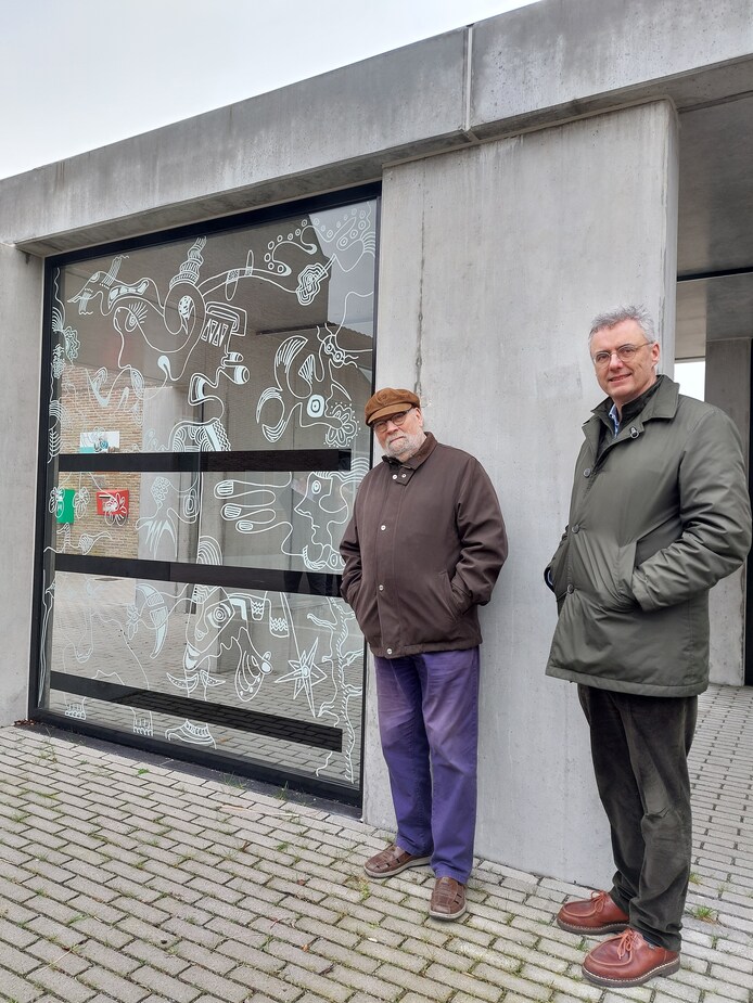 Damme laat kunstenaar glaspartij op dorpsplein Den Hoorn opfleuren ...