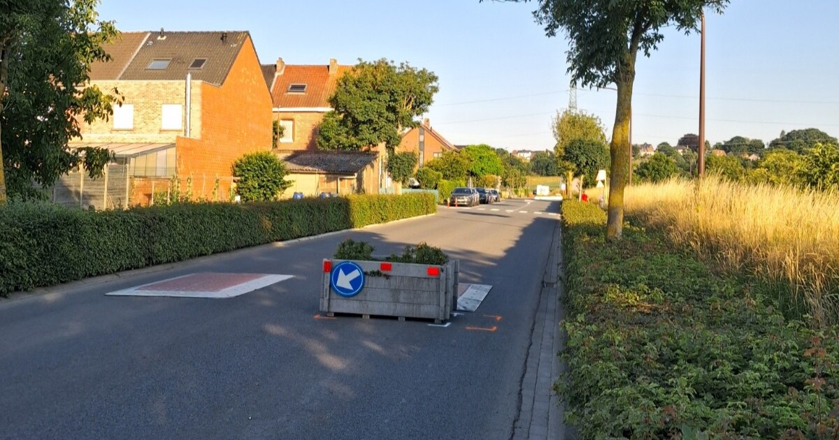 Bloembak midden op rijbaan in Lot doet wenkbrauwen fronsen: “We zijn ...